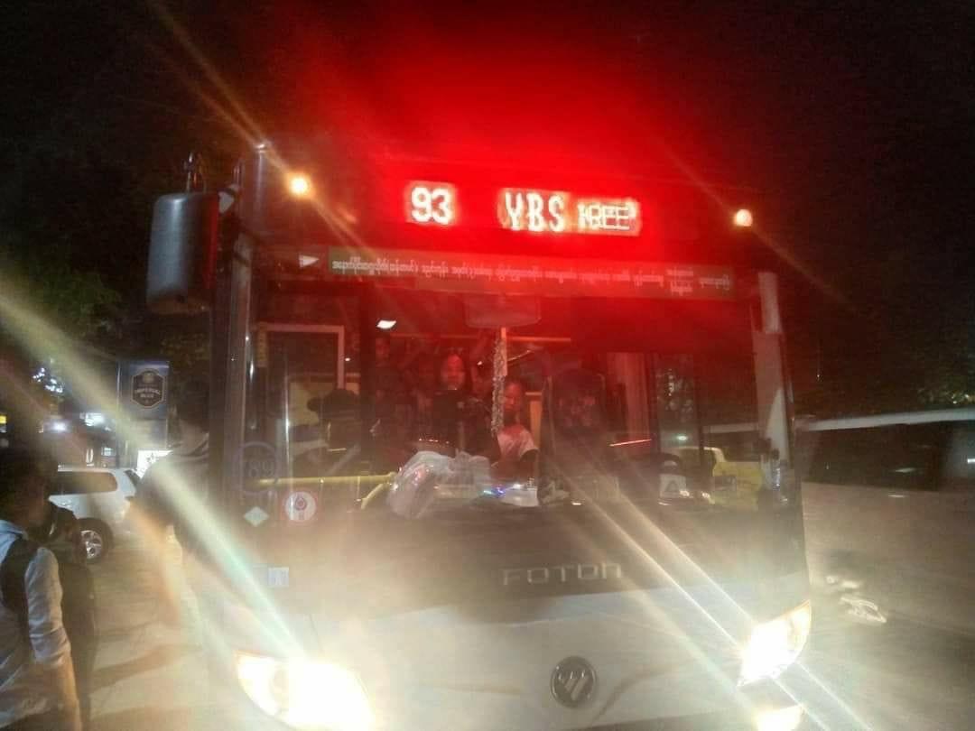 YBS ယာဉ်မောင်းတစ်ဦးခရီးစဉ်အတွင်း သွေးတိုးသဖြင့် ကားကိုရပ်တန့်ခဲ့ရ ခရီးသည်များမှ ဆေးခန်းလိုက်ပ ...