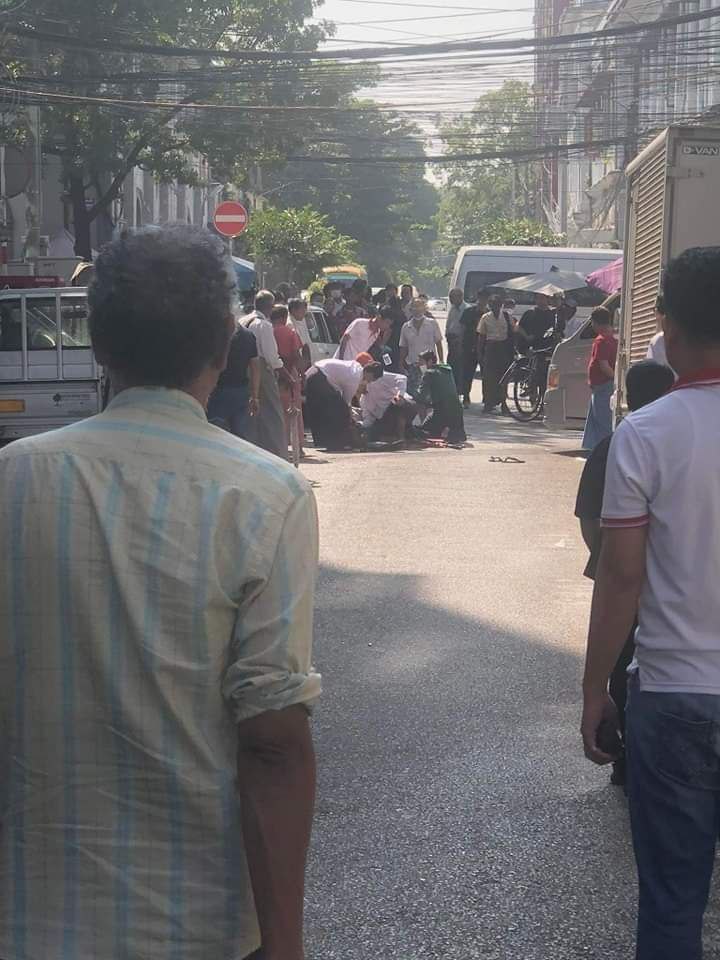 ဆိပ်ကမ်းသာလမ်းရှိ KBZ ဘဏ်အား သေနတ်အတုပြကာ ဓားပြတိုက်သူကို ဘဏ်လုံခြုံရေးနှင့် ပတ်ဝန်းကျင်မှ ဝိုင ...