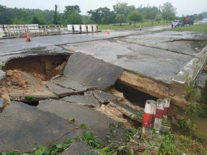 ရန်ကုန် မန္တလေးအမြန်လမ်း၏ ကြက်ချောင်းတံတားဘေးရှိ ကွန်ကရစ်လမ်း ၁၀ ပေခန့်မြေကျွံကျသွား Popular