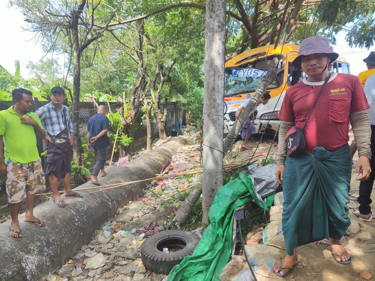 Ybs 92 ယာဉ်လိုင်းမှ ယာဉ်တစ်စီး ဘရိတ်ပေါက်ပြီး လမ်းဘေးအလှူခံ မဏ္ဏပ်အား ဝင်တို က်ရာမှ အမျိုးသားတစ