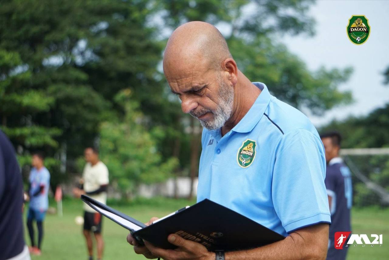 UEFA Pro License ရ ပေါ်တူဂီလူမျိုးနည်းပြ နှင့် လက်တွဲထားသည့ ...